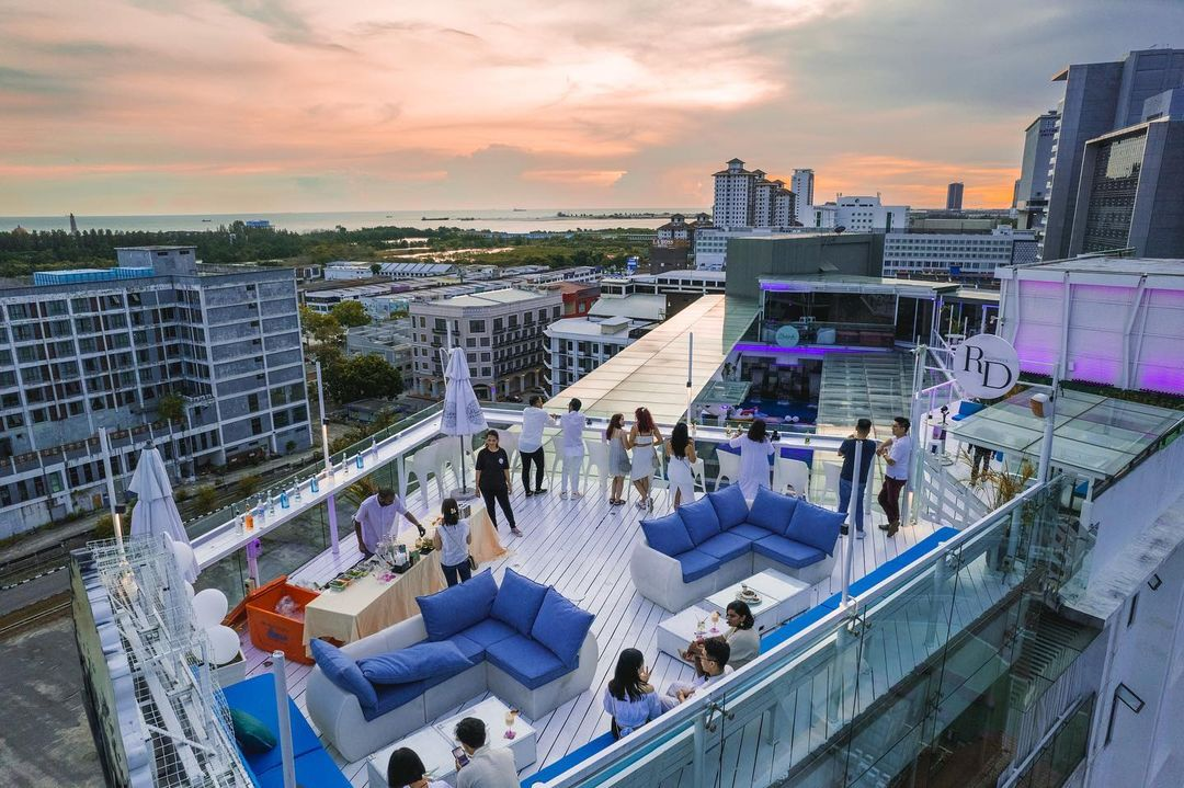 Puteh Rooftop Bar Melaka: The Coolest Bar In Town With Santorini Vibes ...